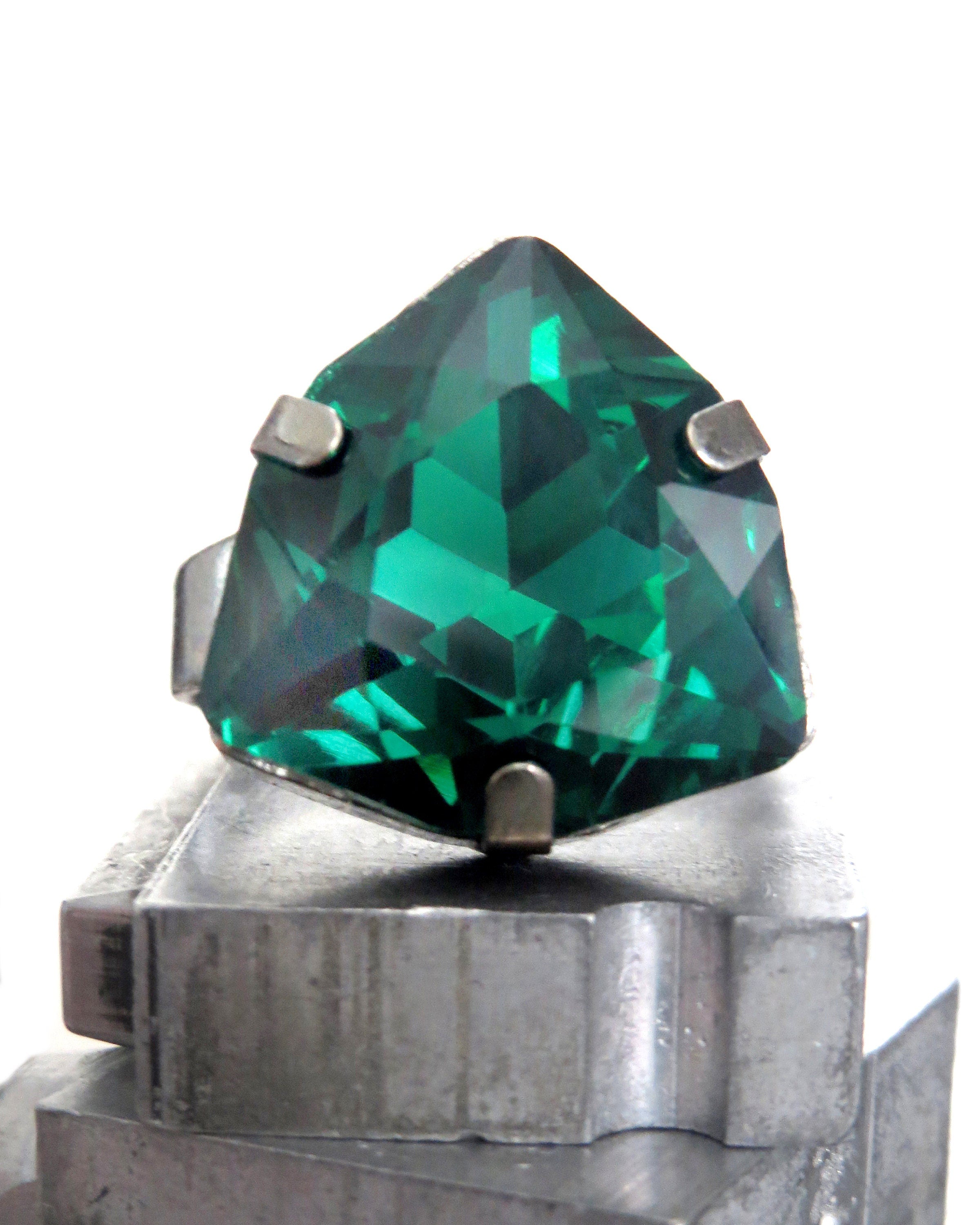 VILLAINESS - Gothic Emerald Green Crystal Ring - Trilliant Triangle Sh ...